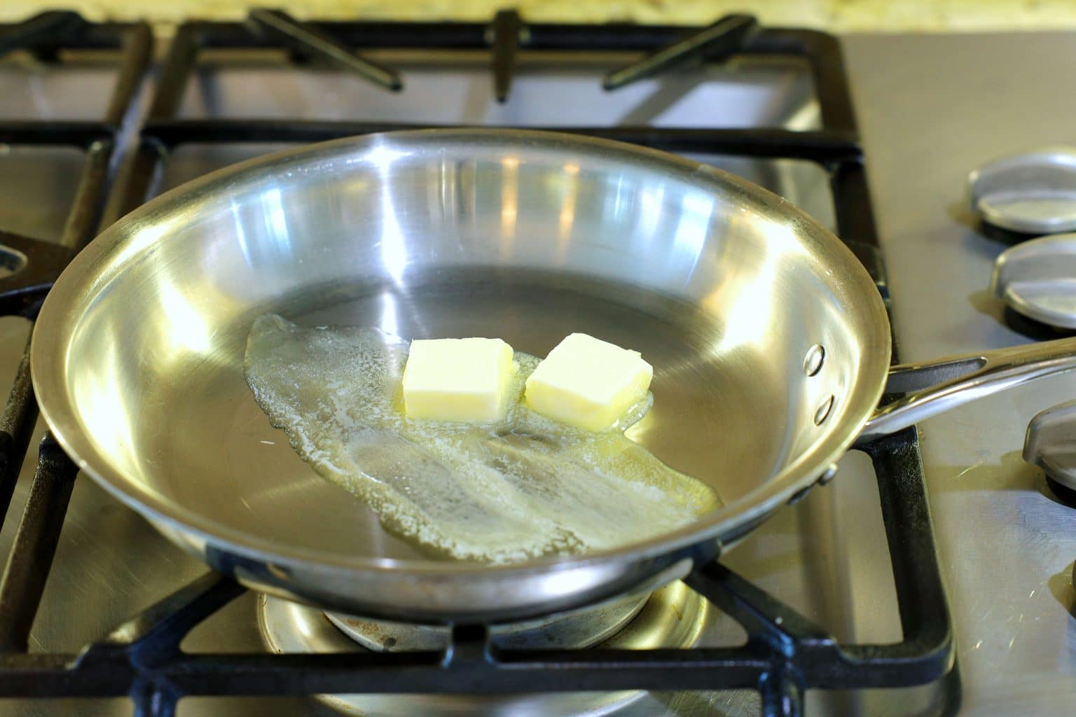 Brown Beef Gravy Recipe (10-Minute Homemade Beef Gravy)