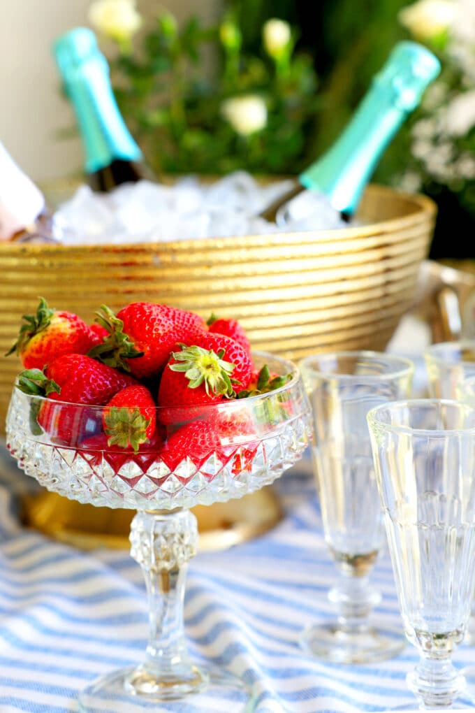 The Ultimate Mimosa Bar Guide (for Effortlessly Easy Hosting!)